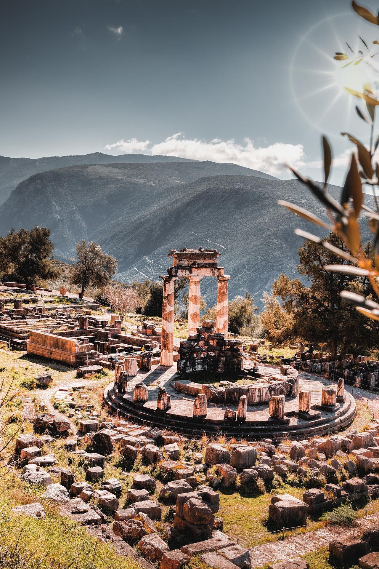 Eπίσκεψη στον αρχαιολογικό χώρο των Δελφών | Discover Greece