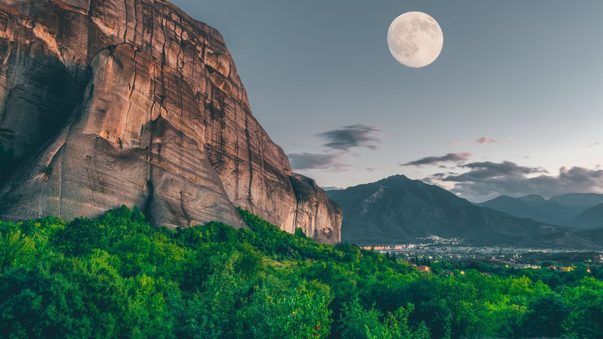 Rafting in the shadow of the extraordinary Meteora | Discover Greece