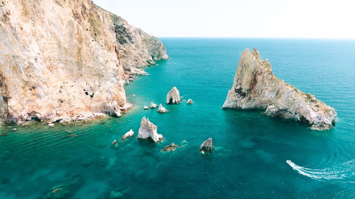 A boat trip to the natural escape of Polyegos | Discover Greece