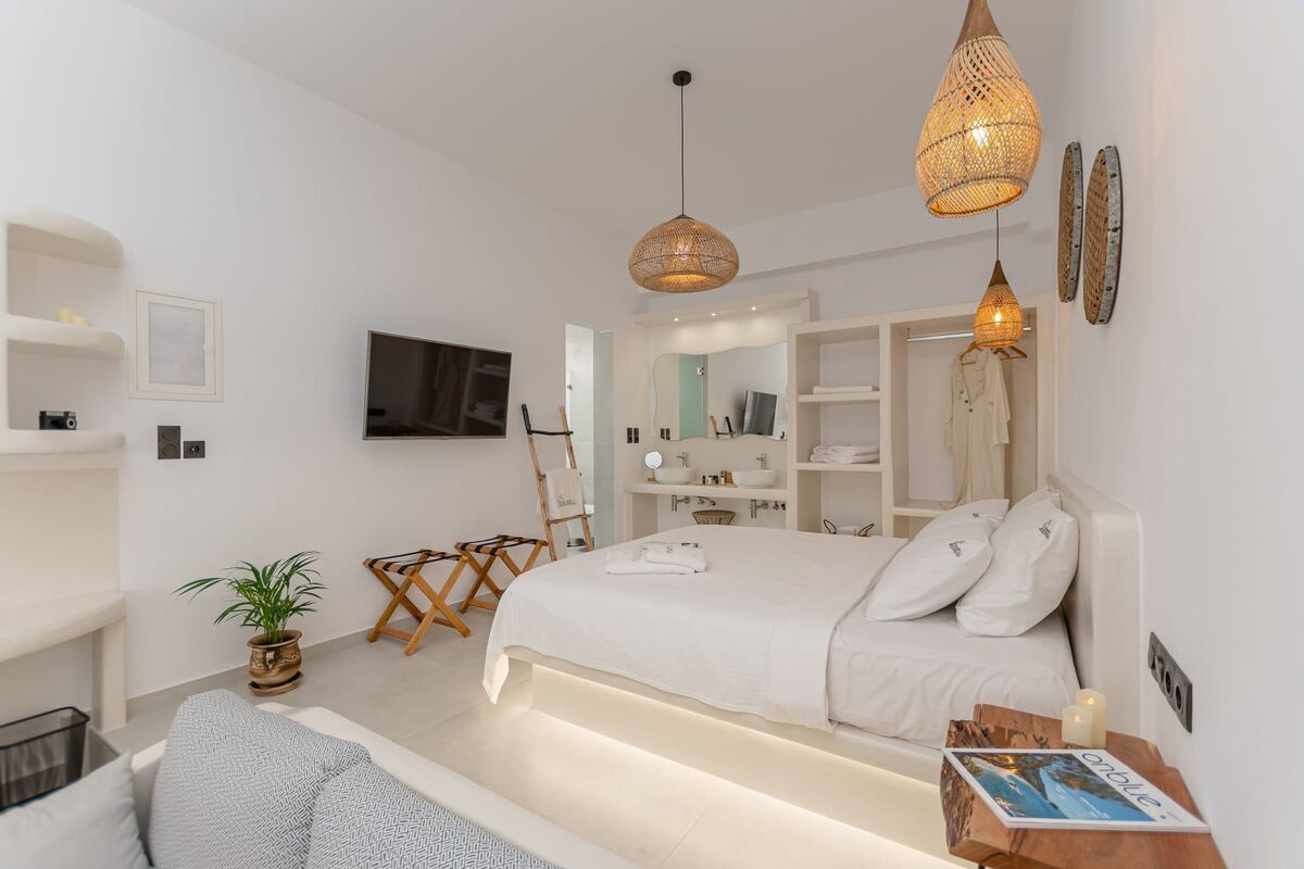 Adama's Suites | Accommodation | Discover Greece